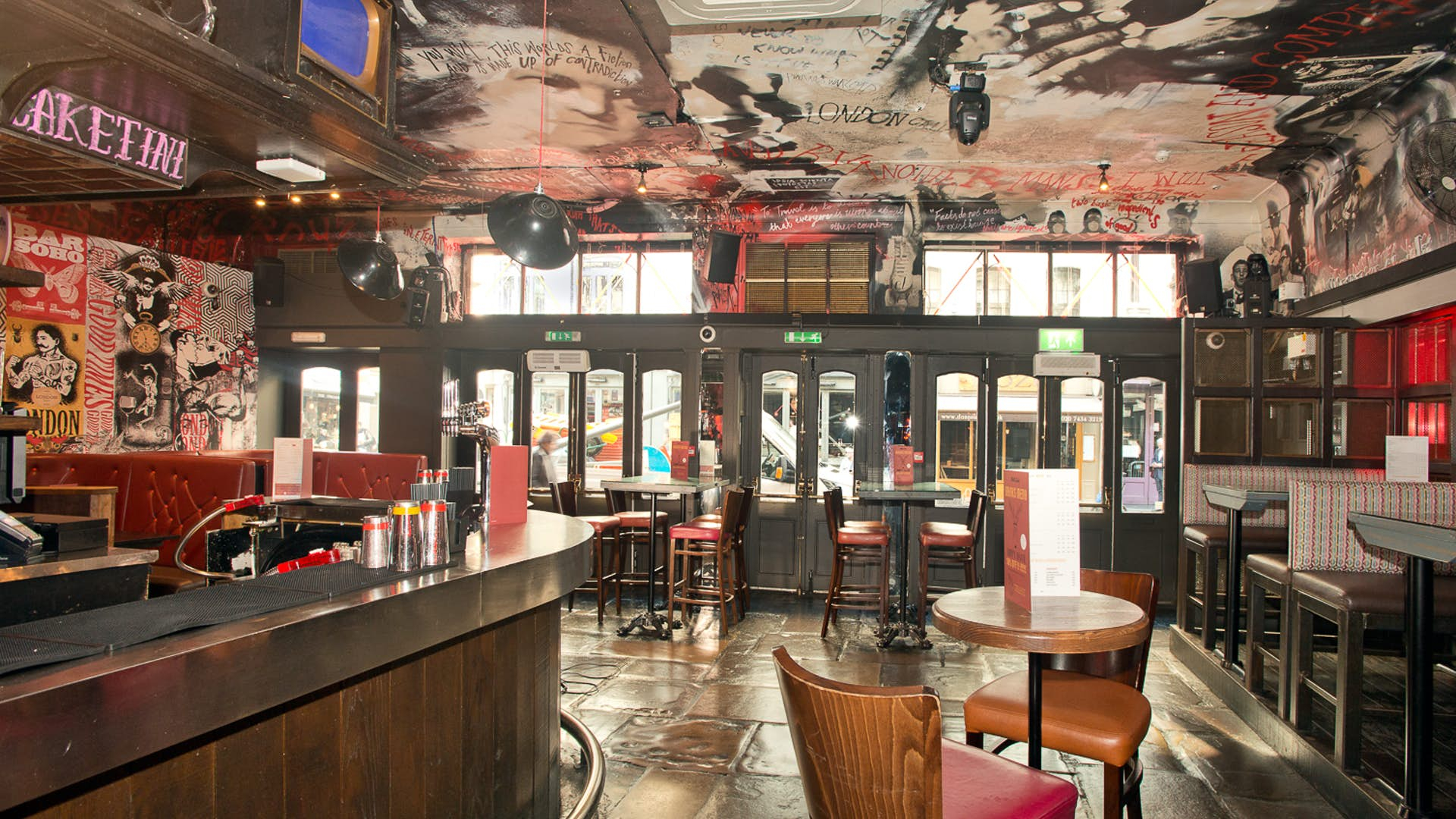 Alquila Two-floor bar with capacity of 300 people para en London