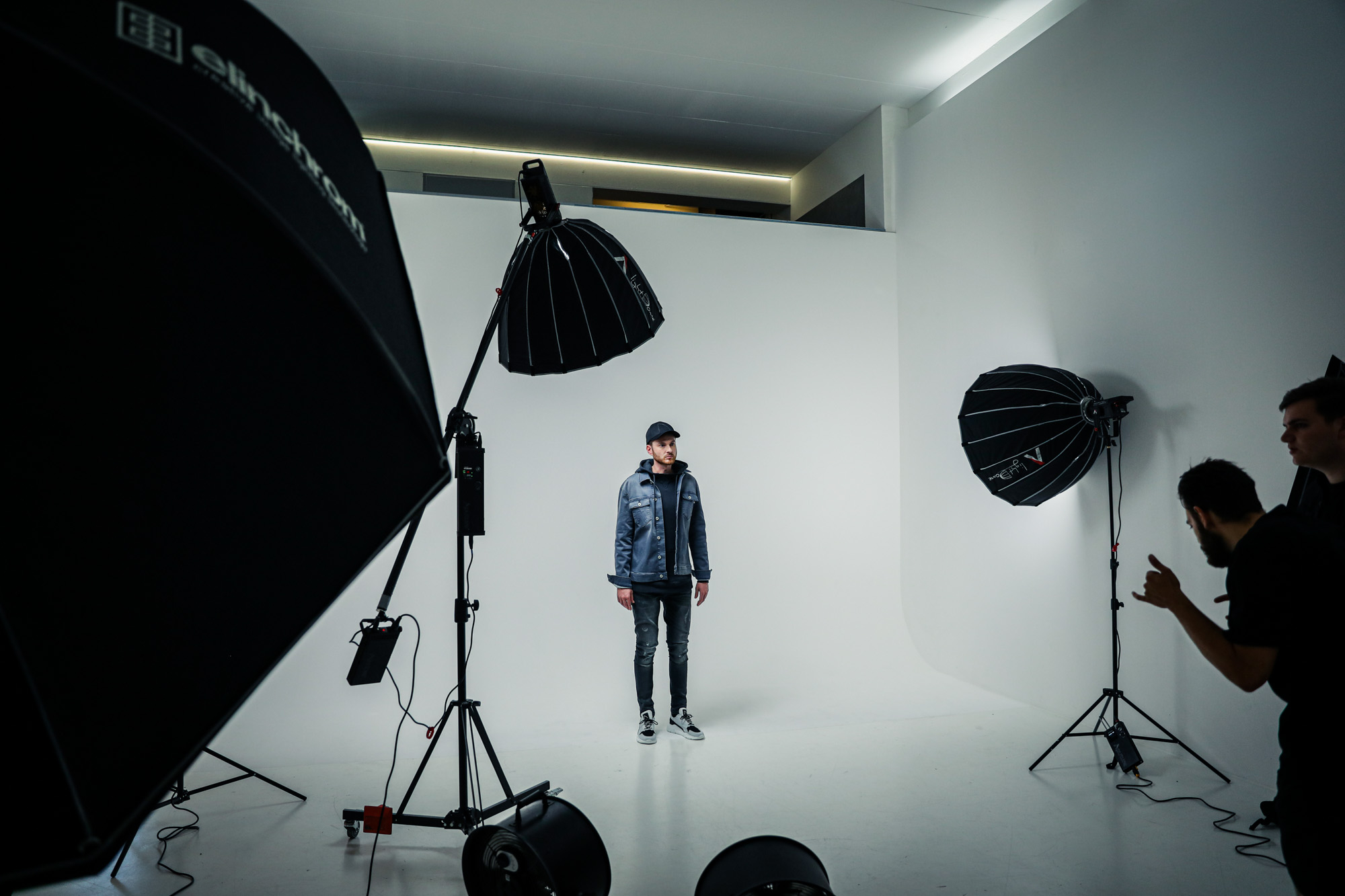 Rent space Clean white studio with limbo for photo shoots, workshops ...